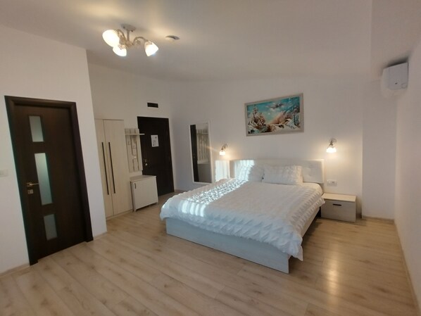 Quarto Duplo Deluxe, vista para o lago | Secretária, Wi-fi grátis