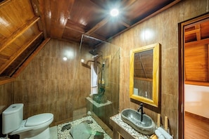 Vila, vista para a colina | Banheiro | Chuveiro, secador de cabelo, toalhas de banho, sabonete