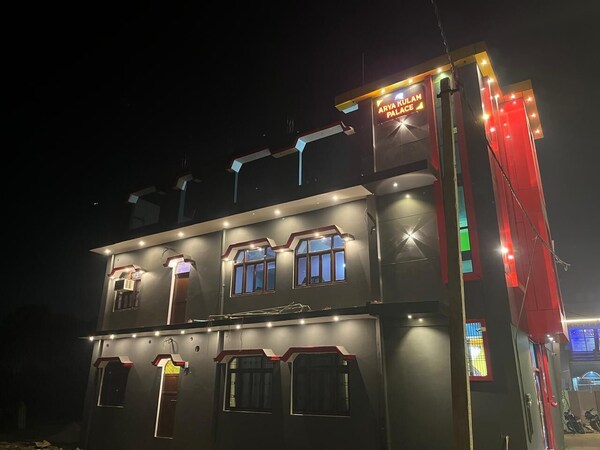 Hotel Arya Kulam Palace - Ayodhya