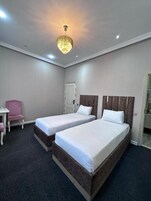 Quarto casal ou duplo standard, vista para a cidade | Banheiro | Ducha de hidromassagem, produtos de toalete grátis, secador de cabelo