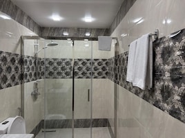 Ducha de hidromassagem, produtos de toalete grátis, secador de cabelo