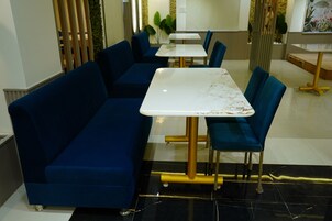 Café da manhã com buffet todos os dias (INR 500 por pessoa)