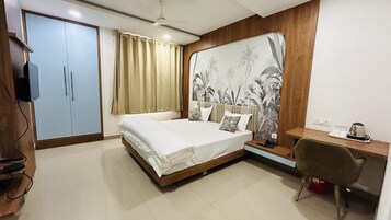 Quarto executivo, vista para a cidade | Escrivaninha, espaço de trabalho para notebook