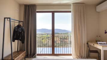 Quarto casal, vista parcial para o mar | Roupas de cama premium