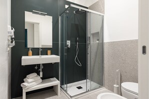 Quarto standard | Banheiro | Chuveiro, secador de cabelo, toalhas de banho, sabonete