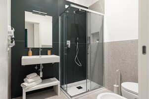 Quarto standard | Banheiro | Chuveiro, secador de cabelo, bidê, toalhas de banho