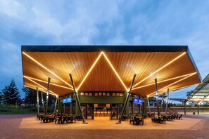 4 bares/lounges, um bar junto à piscina