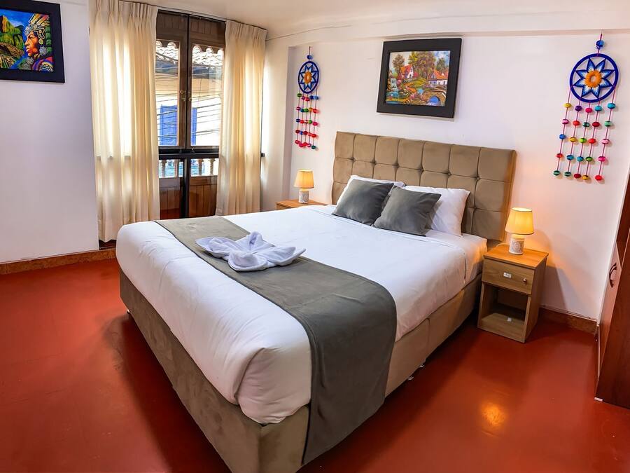 Quarto casal grand, sacada, vista para a cidade | Wi-Fi de cortesia, roupa de cama