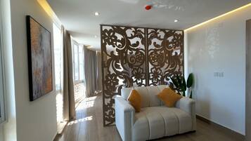 Suíte executiva, vista para o mar | Área de estar | Smart TV 43 polegadas com canais via satélite, livros