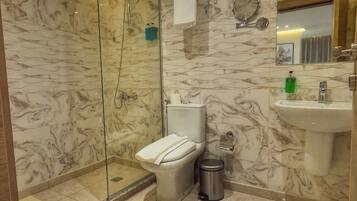 Chuveiro, ducha de hidromassagem, produtos de toalete biodegradáveis