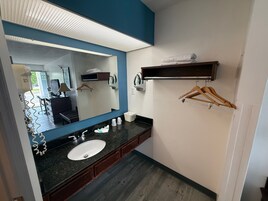 Um polibã e uma banheira separados, toalhas fornecidas, sabão, champô 