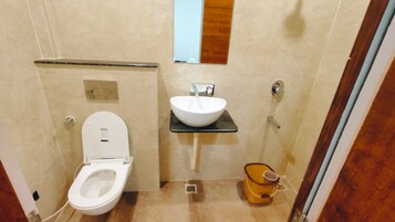 Quarto casal luxo | Banheiro | Chuveiro, produtos de toalete grátis, toalhas de banho, sabonete