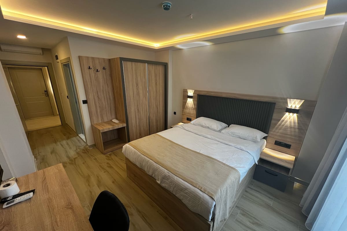 Quarto Duplo Comfort | Secretária, secretária adequada para computadores portáteis