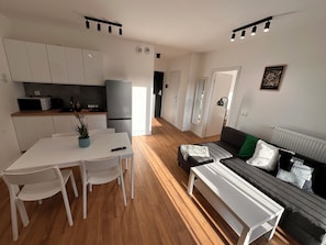 Apartamento família, várias camas, para não fumantes, varanda | Individualmente decorados, individualmente mobiliados, cortinas blackout