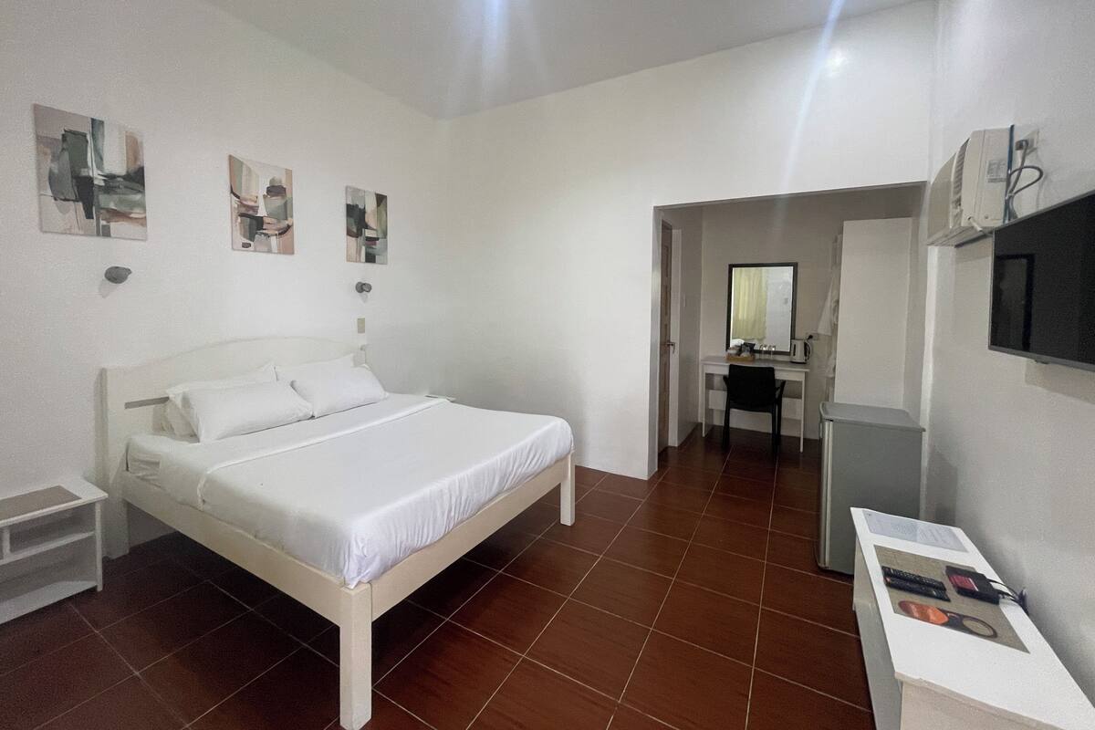 Quarto Duplo Standard, vista para a piscina | Secretária, secretária adequada para computadores portáteis, Wi-fi 