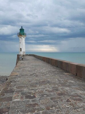 Um farol com um caminho de pedra que leva até ele.
