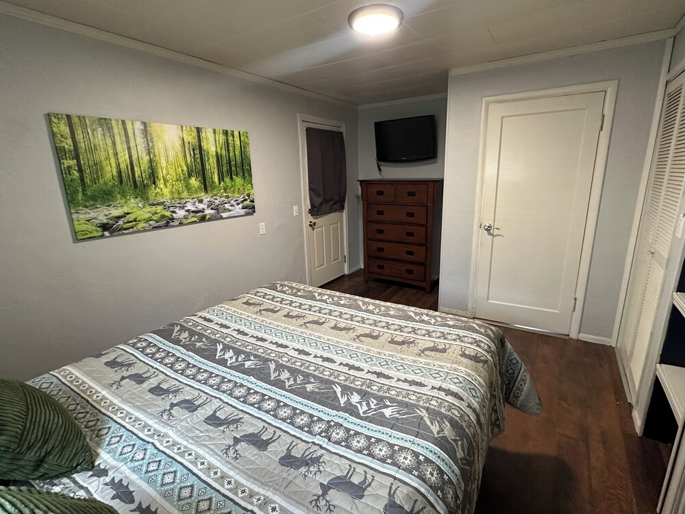 Track & Field Fans + Game Day Guests Welcome! Pet-Friendly 3BR Home w ...