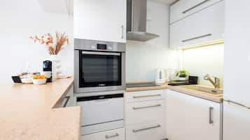 Apartamento conforto, vista para a cidade | Cozinha privada | Geladeira grande, micro-ondas, cooktop, lava-louças