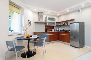 Apartamento Comfort, varanda, Vista para a cidade | Cozinha privada | Um frigorífico/congelador grande, um micro-ondas, um forno 