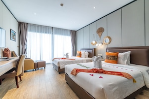 Quarto duplo luxo, várias camas, vista para a cidade | Área de estar | TV LCD 40 polegadas com canais a cabo, Netflix, Hulu