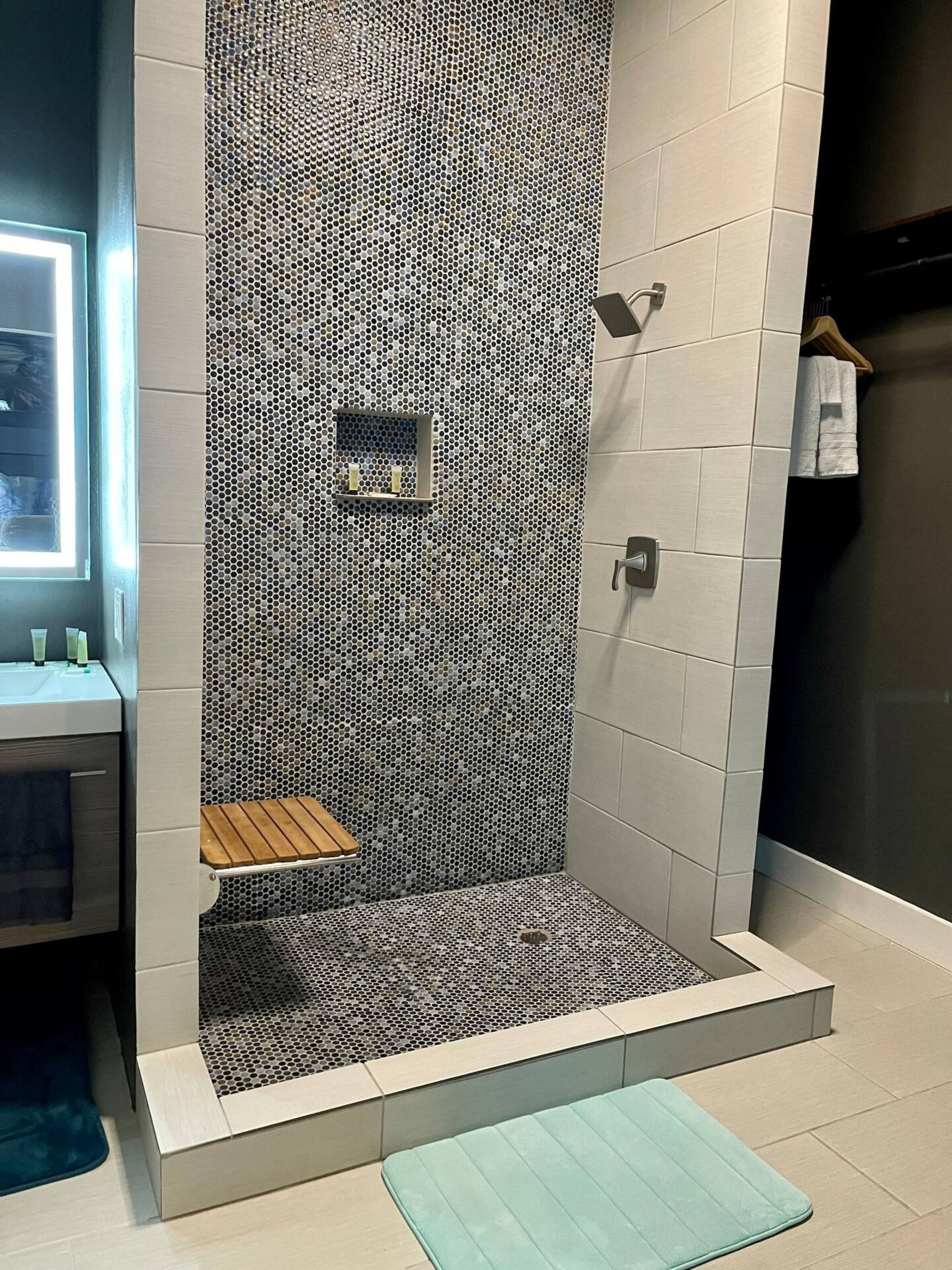 Apartamento Signature em Condomínio Fechado, 1 quarto, vista para a piscina | Casa de banho | Um polibã, artigos de higiene pessoal grátis, toalhas fornecidas, sabão 