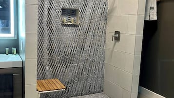 Apartamento Signature em Condomínio Fechado, 1 quarto, vista para a piscina | Casa de banho | Um polibã, artigos de higiene pessoal grátis, toalhas fornecidas, sabão