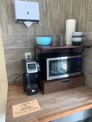 Quarto Comfort, 1 cama king-size, vista para a piscina, junto à praia | Kitchenette privada | Minifrigorífico, um micro-ondas, uma cafeteira/bule