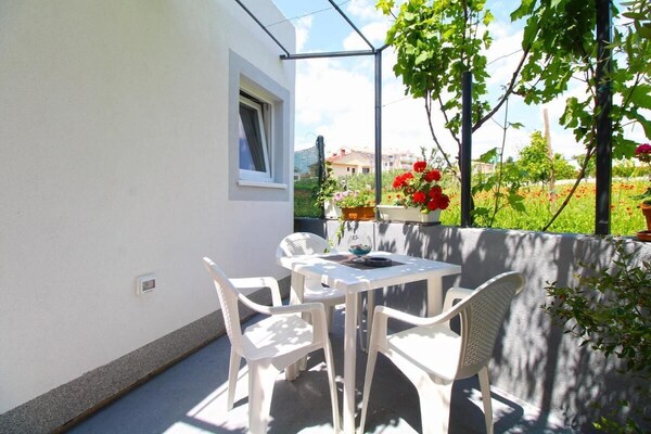 Cozy Apartment With Patio And Parking - Peroj