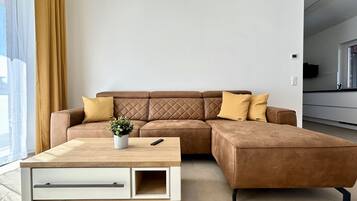 Apartamento Comfort em Condomínio Fechado, varanda | Sala de estar