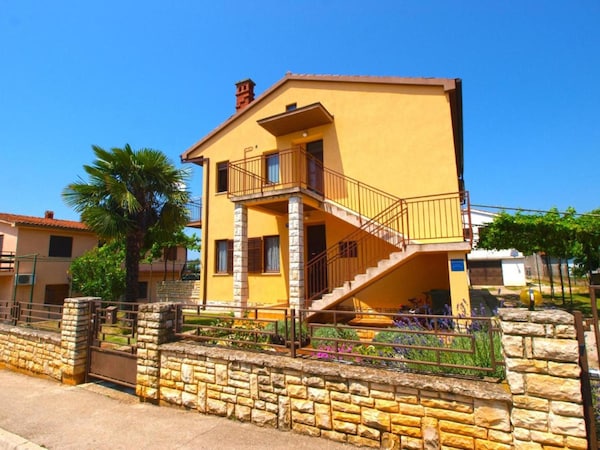 Cozy Apartment In Peroj With Terrace - Peroj
