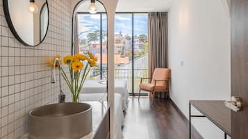 Quarto quádruplo luxo, sacada, vista para a cidade | Roupas de cama premium, individualmente decorados, escrivaninha