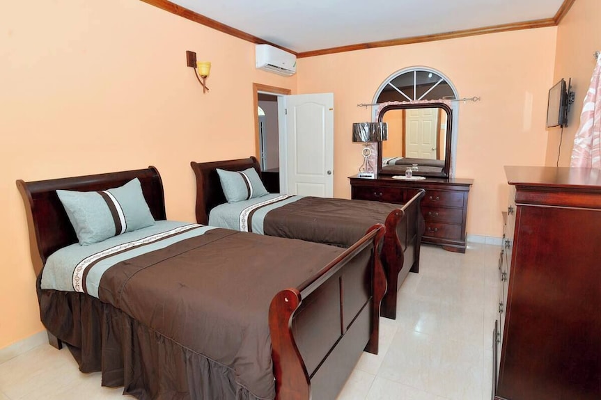 Charming Peach Retreat: Cozy Twin Beds With Poolside Views In Montego Bay - Montego Bay