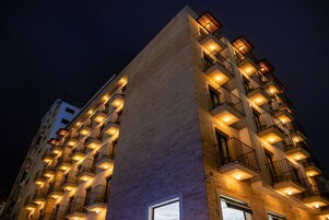 Fachada da propriedade à noite