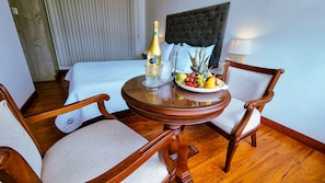 Quarto casal luxo, vista para o jardim | Área de estar
