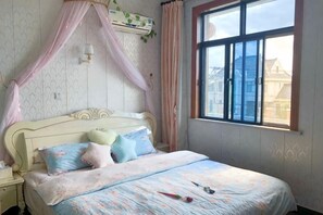 Quarto com cama de dossel, janela com vista e mesa de cabeceira.