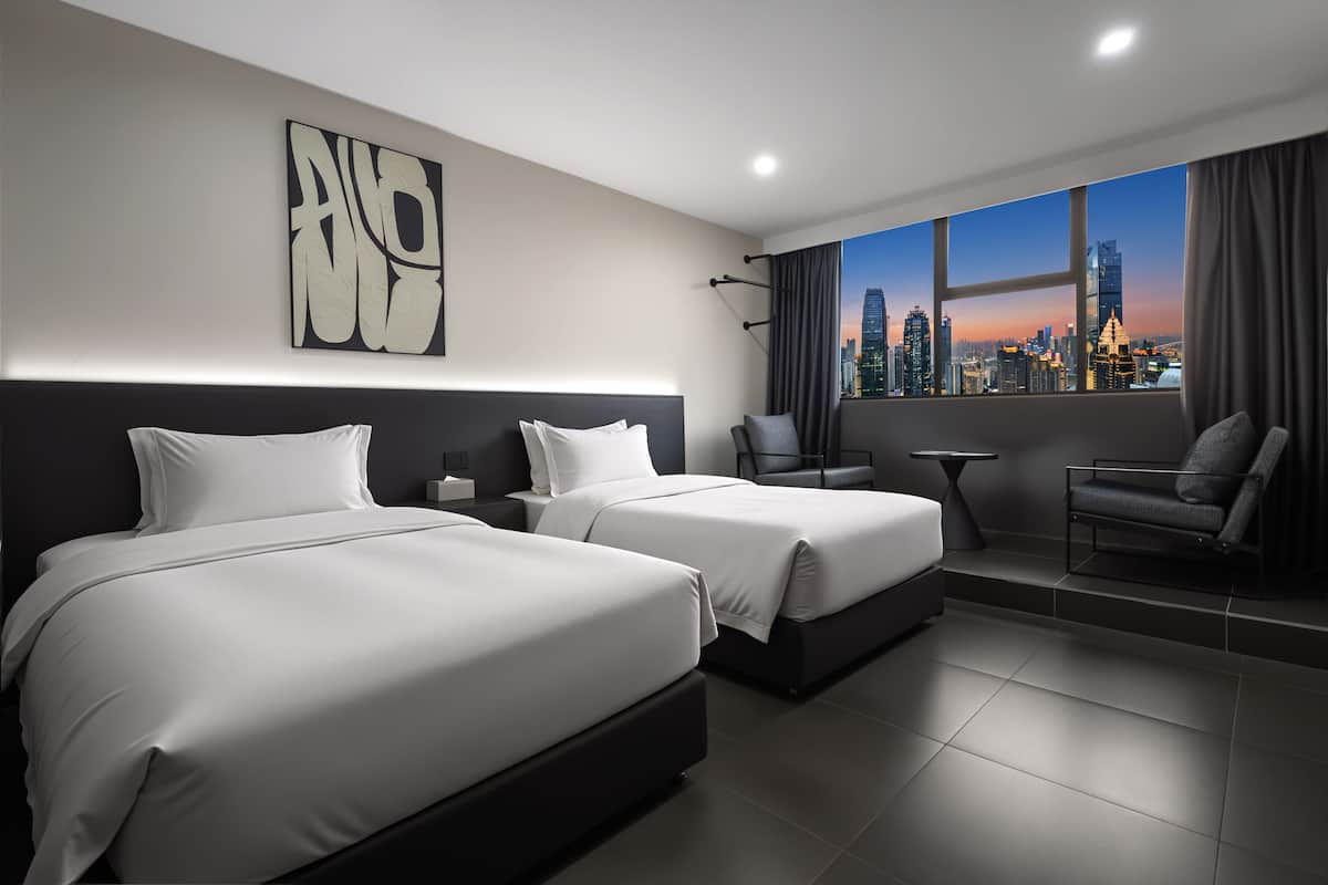 Minimalist Twin Room | Roupa de alta qualidade, camas de colchão pillowtop, Wi-fi grátis