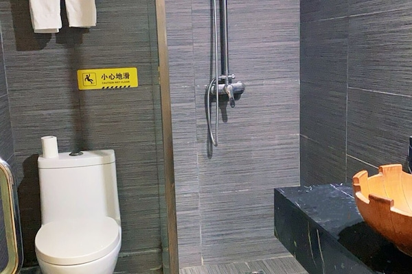 Enjoyable King Room | Casa de banho | Um chuveiro fixo, chinelos, toalhas fornecidas