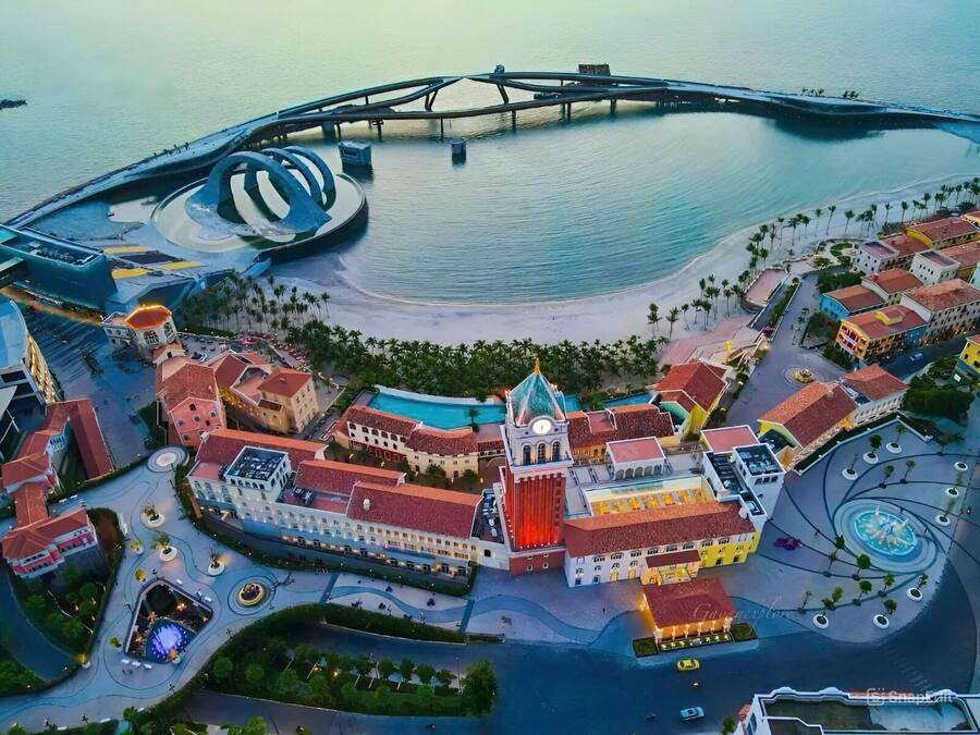 Na praia, areia branca, serviço de traslado de/para a praia