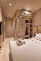 Suíte, 2 quartos, vista para a montanha | Cofres nos quartos, ferros/tábuas de passar roupa, Wi-Fi de cortesia