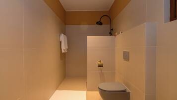 Quarto Duplo ou Twin Deluxe, varanda, vista para a montanha | Cofre no quarto, secretária