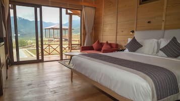 Quarto Duplo ou Twin Deluxe, varanda, vista para a montanha | Cofre no quarto, secretária