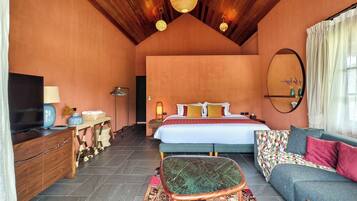 Quarto casal, vista para o lago | Roupas de cama premium, cofres nos quartos