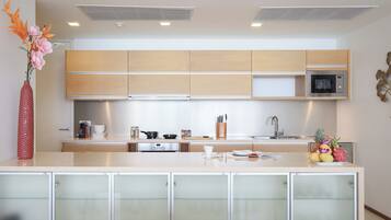 Apartamento, 2 quartos, sacada, vista para o mar | Cozinha privada | Chaleira elétrica