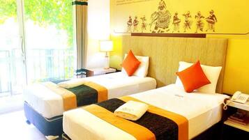 Quarto Duplo ou Twin Deluxe, vista para o jardim | Secretária, secretária adequada para computadores portáteis