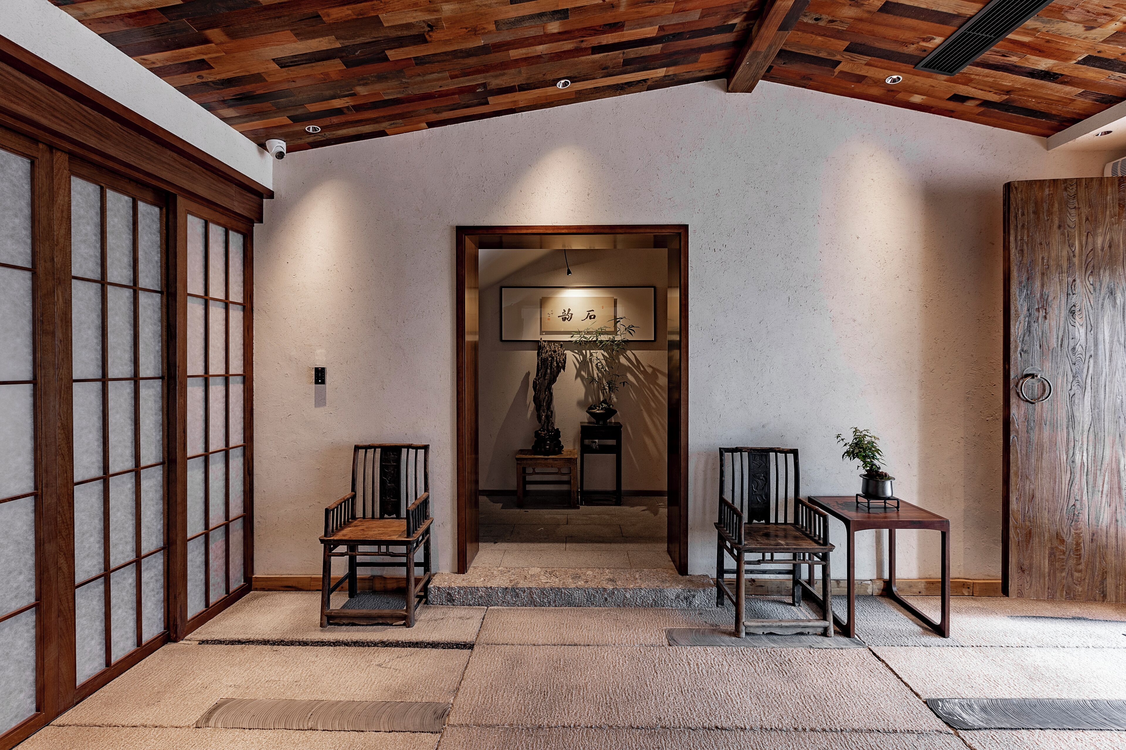 Um interior japonês tradicional com piso de tatame, portas deslizantes e teto de madeira.