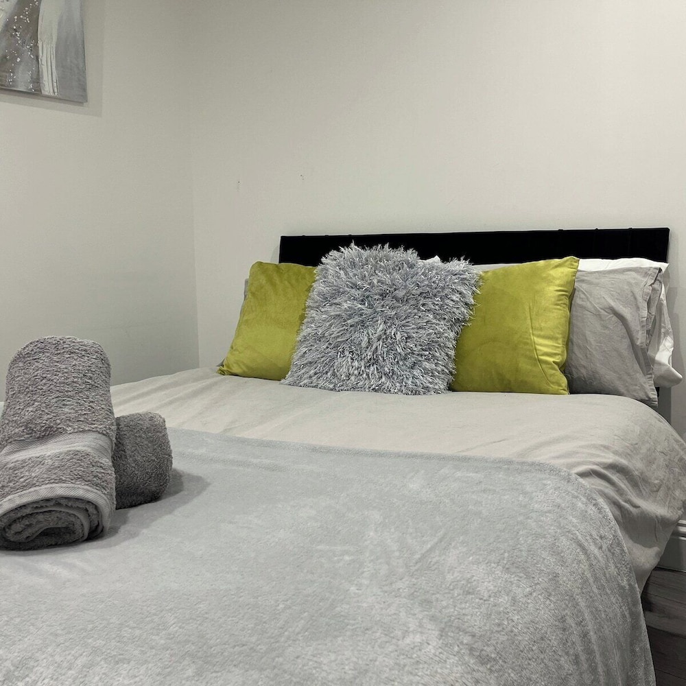 Free parking Sleek Oasis, 2 Bed, Croydon, Sleeps 6 - Croydon | Vrbo
