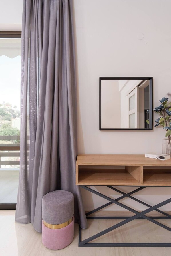 Apartamento família, sacada, vista para a cidade | 4 quartos, cofres nos quartos, quartos à prova de som, Wi-Fi de cortesia