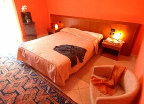 Quarto Duplo Básico | Cofre no quarto, secretária 