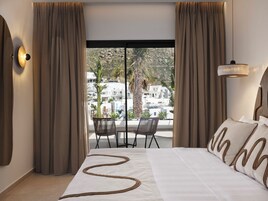 Deluxe Double Room With Pool View | Vista da varanda