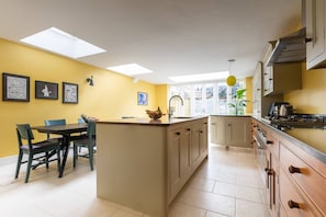 Apartamento (4 Bedrooms) | Cozinha privada | Um micro-ondas, um forno, uma máquina de lavar louça 